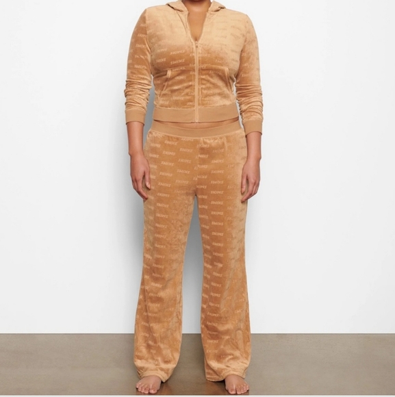 SKIMS | Pants & Jumpsuits | Skims Iso Limited Edition Logo Velour Camel ...